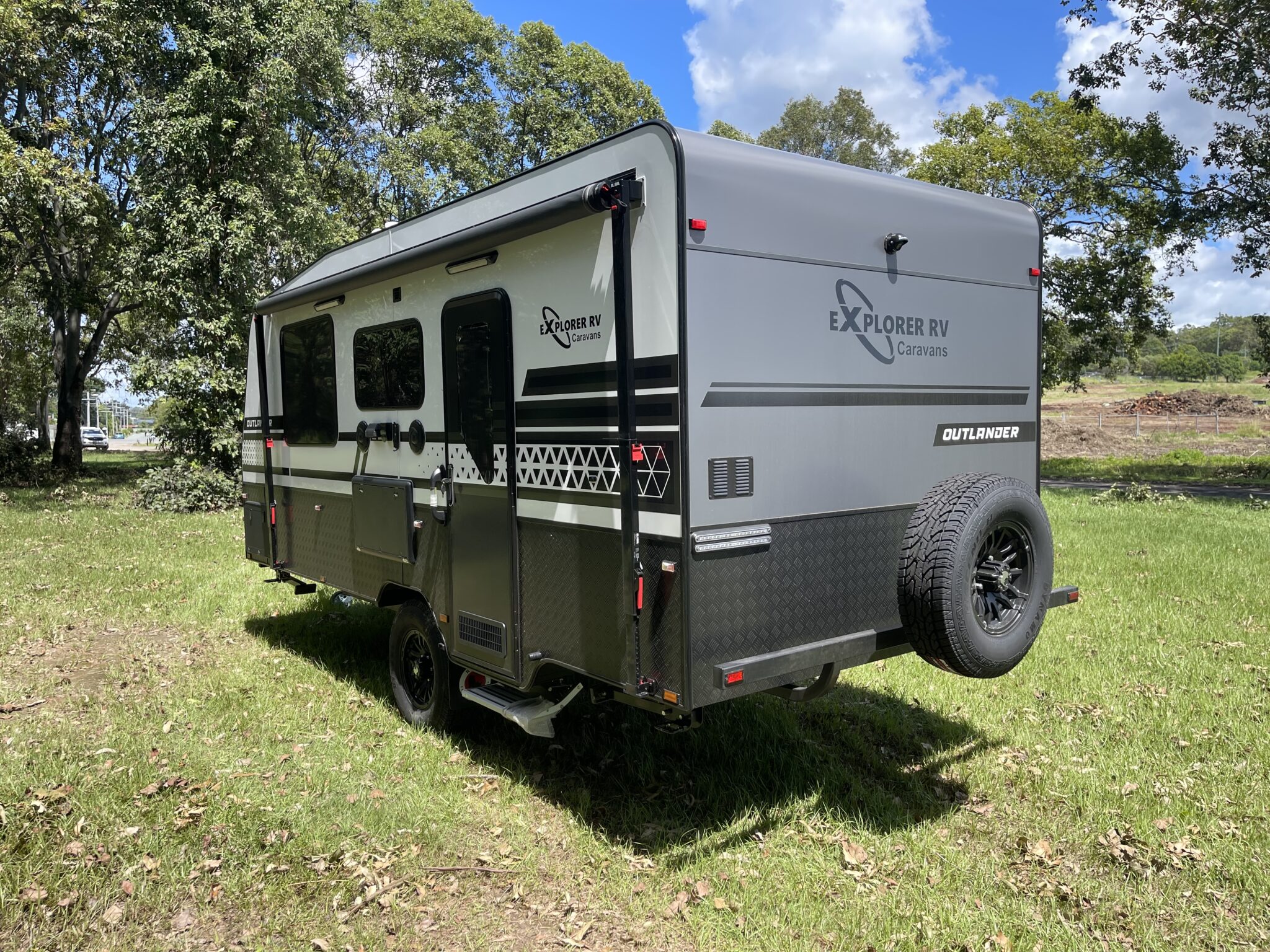 Outlander Semi Offroad - Explorer RV Outlander Semi off road